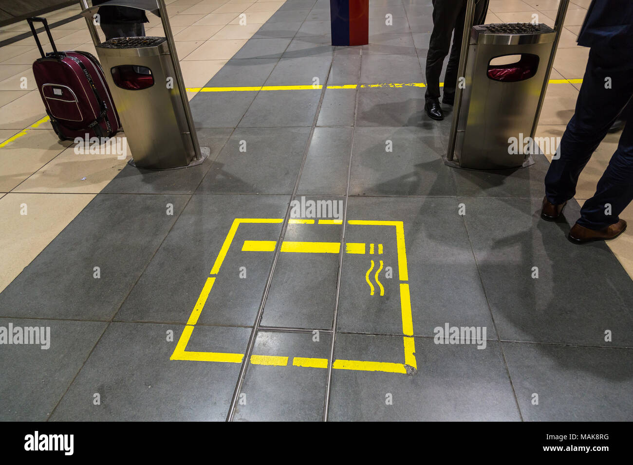 Airport smoking -Fotos und -Bildmaterial in hoher Auflösung – Alamy