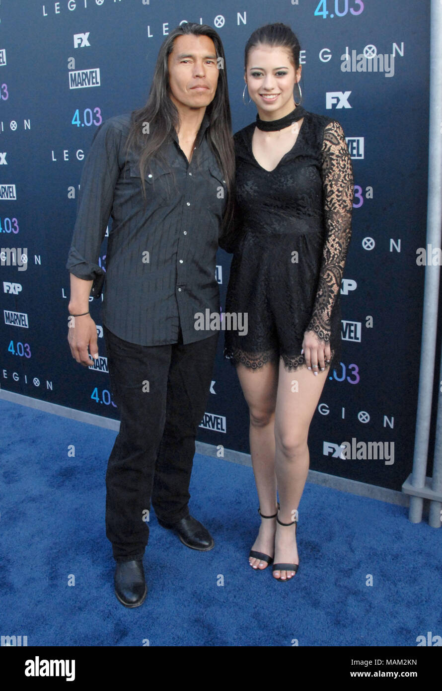 LOS ANGELES, Ca - 02 April: Schauspielerin Amber Midthunder (R) und ihr ...