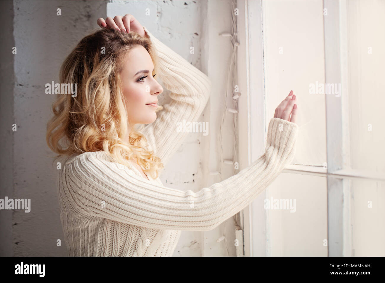 Blonde frau stehendes fenster -Fotos und -Bildmaterial in hoher ...