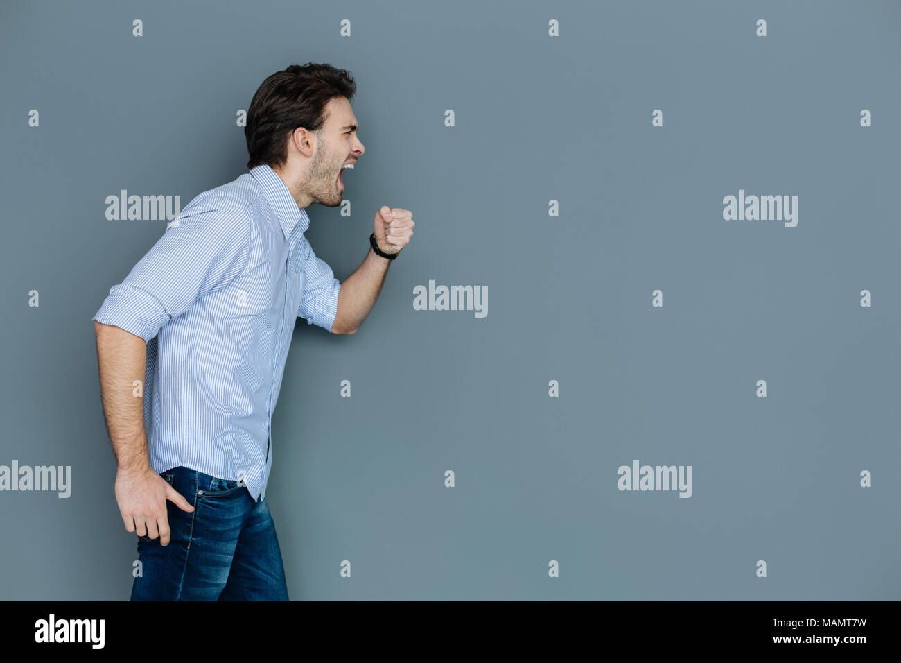 Mit emotionen singen -Fotos und -Bildmaterial in hoher Auflösung – Alamy