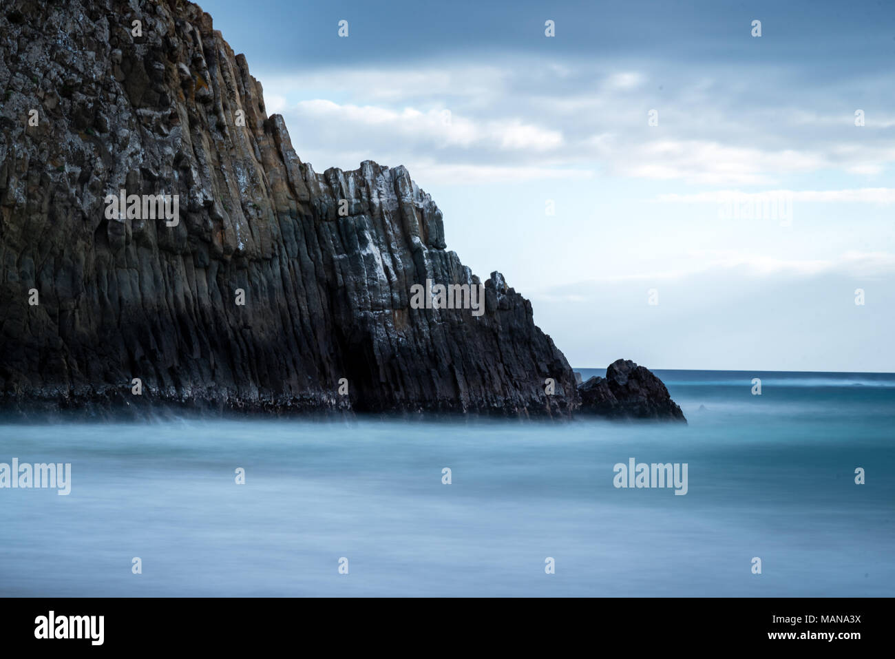 Wellen des Pazifischen Ozeans Crash gegen die Felsen am Strand ...