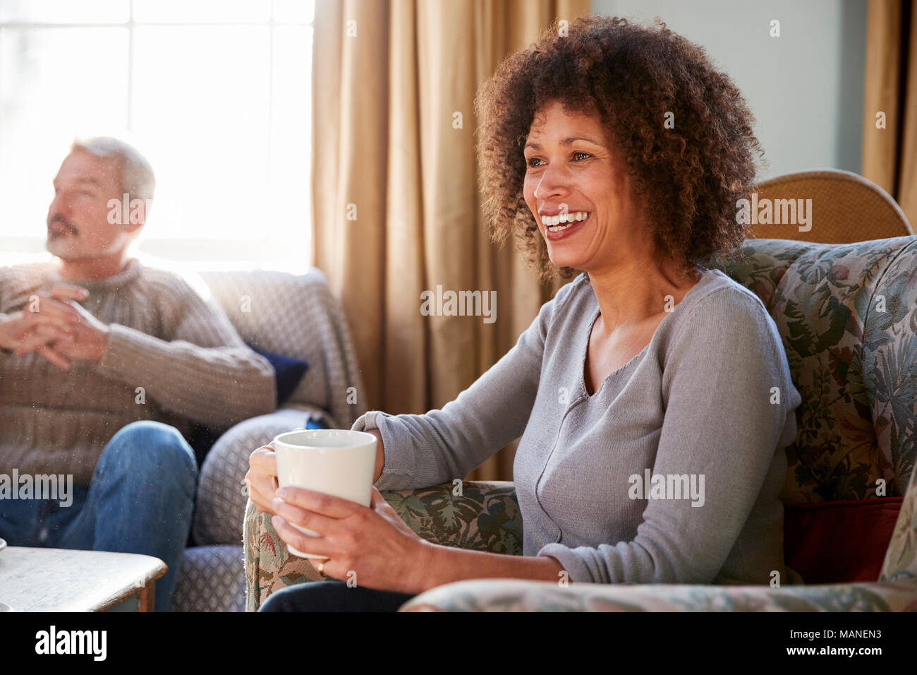 Two friends drinking coffee -Fotos und -Bildmaterial in hoher Auflösung ...