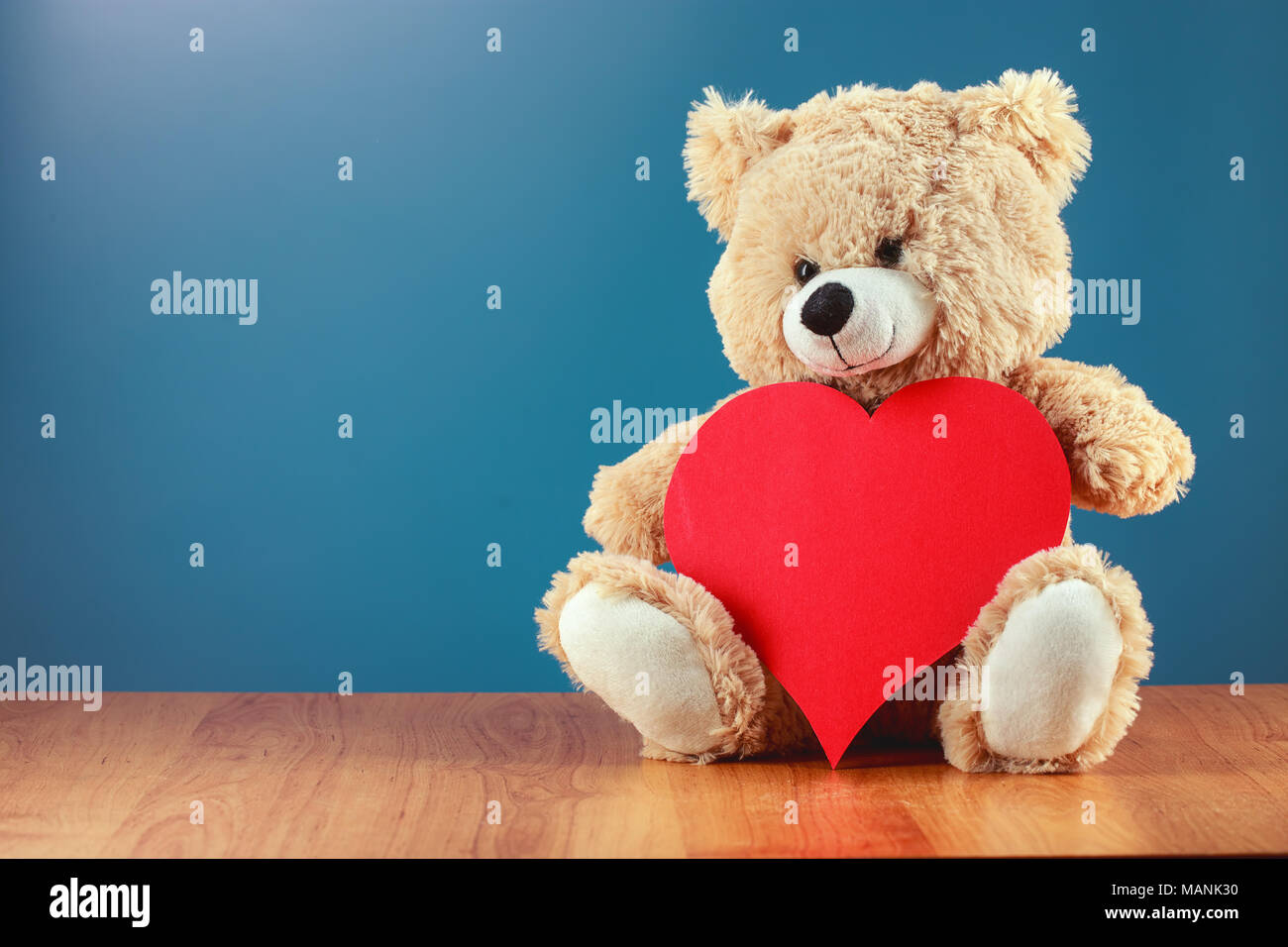 Big brown teddy bear holding -Fotos und -Bildmaterial in hoher ...