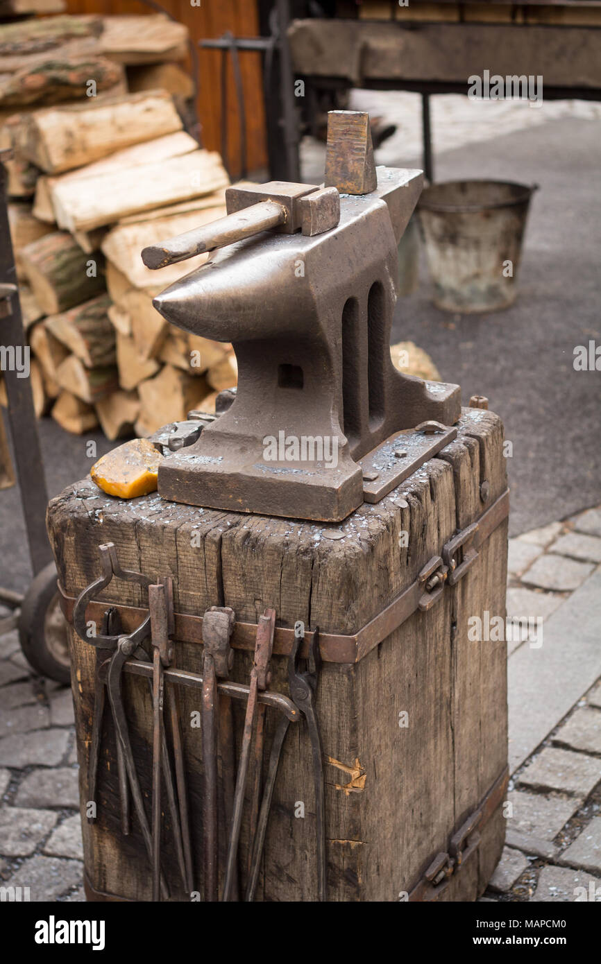 Anvil and hammer -Fotos und -Bildmaterial in hoher Auflösung – Alamy