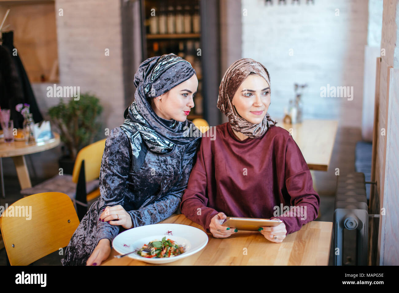 Arab Women Shopping Stockfotos und -bilder Kaufen - Alamy