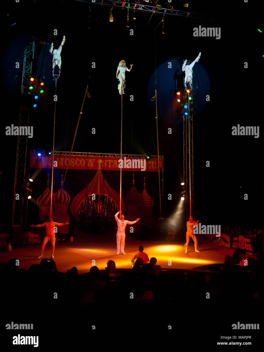 Akrobaten in der Ring in einem Zirkus Big Top Stockfotografie - Alamy