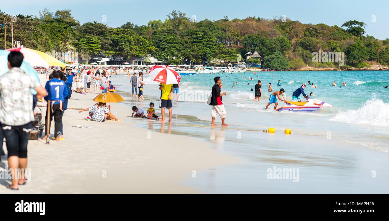 Menschen auf Saikeaw Strand, der Strand der Insel Stockfotografie - Alamy