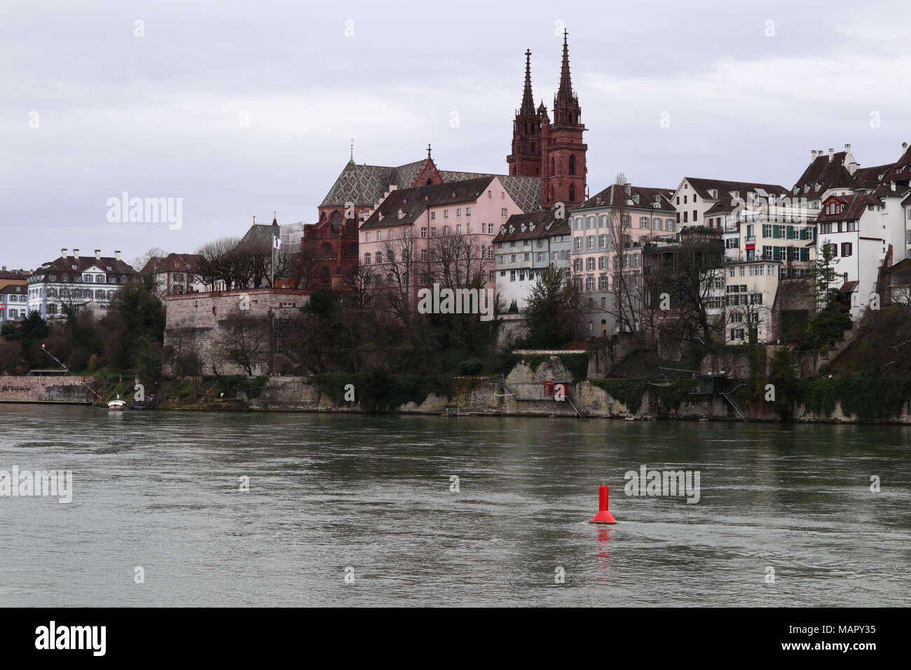 Die Skyline der Stadt, am Fluss von Grossbasel mit Münster/Münster ...