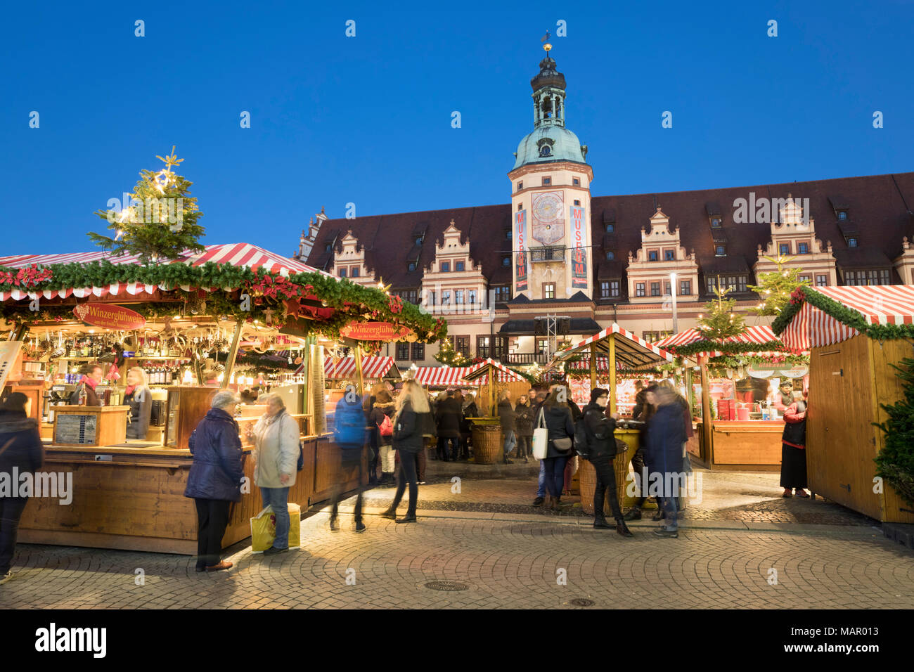 Weihnachtsmarkt in der Leipziger Marktplatz mit dem Alten Rathaus ...