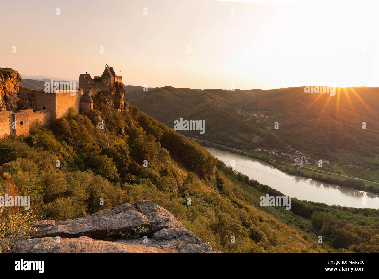 Aggstein Schloss auf der Donau bei Sonnenuntergang Ruine ...