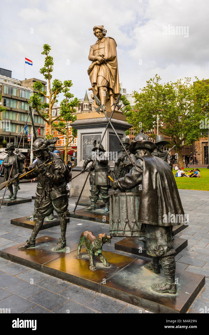 Die Statue von Rembrandt im Jahre 1852 von dem Bildhauer Louis Royer ...