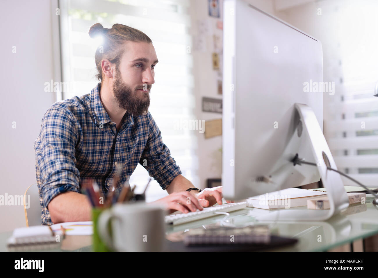 Mann Sitzt An Seinem Schreibtisch Stockfotos und -bilder Kaufen - Alamy