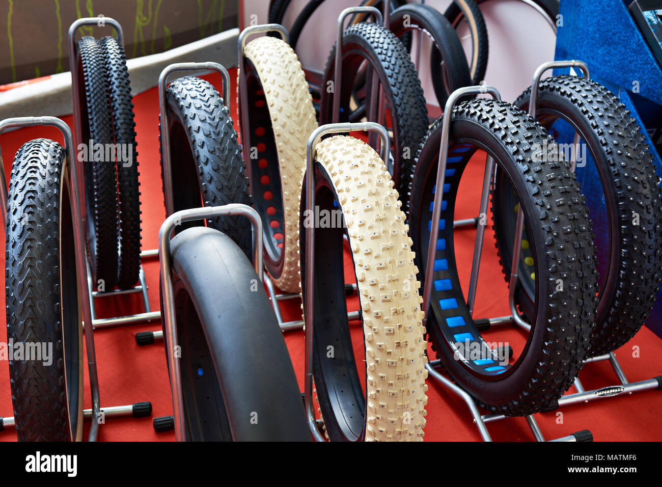 Fetter reifen -Fotos und -Bildmaterial in hoher Auflösung – Alamy