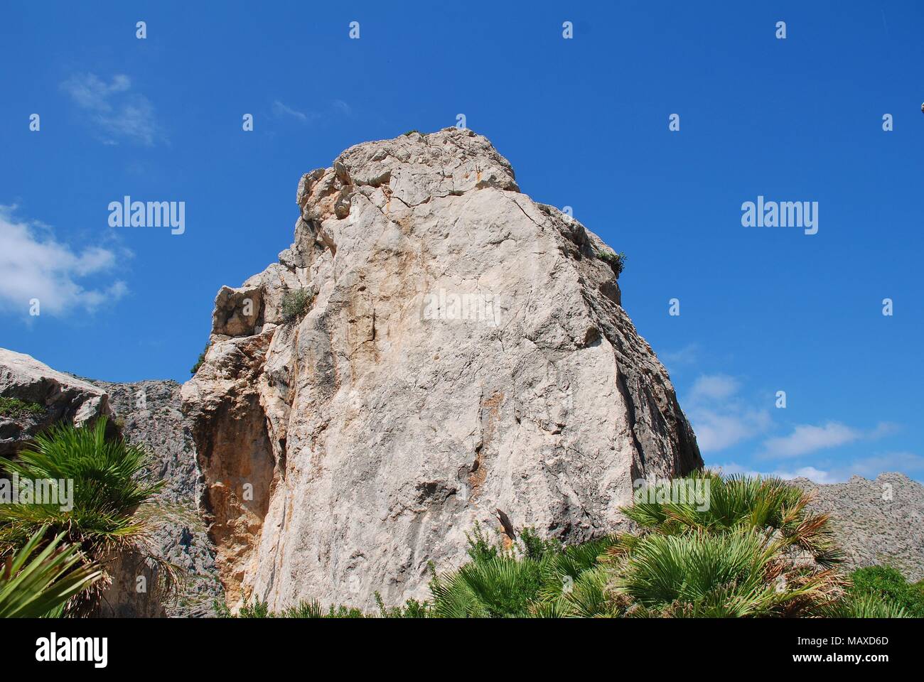Riesige Felsbrocken Linie die Spur durch das boquer Tal in der Serra de ...