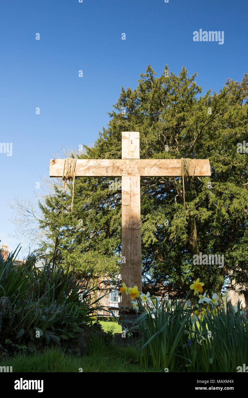 Holzkreuz und seile -Fotos und -Bildmaterial in hoher Auflösung – Alamy