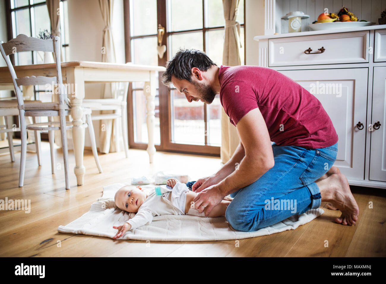 Kleinkind windel wechseln -Fotos und -Bildmaterial in hoher Auflösung – Alamy