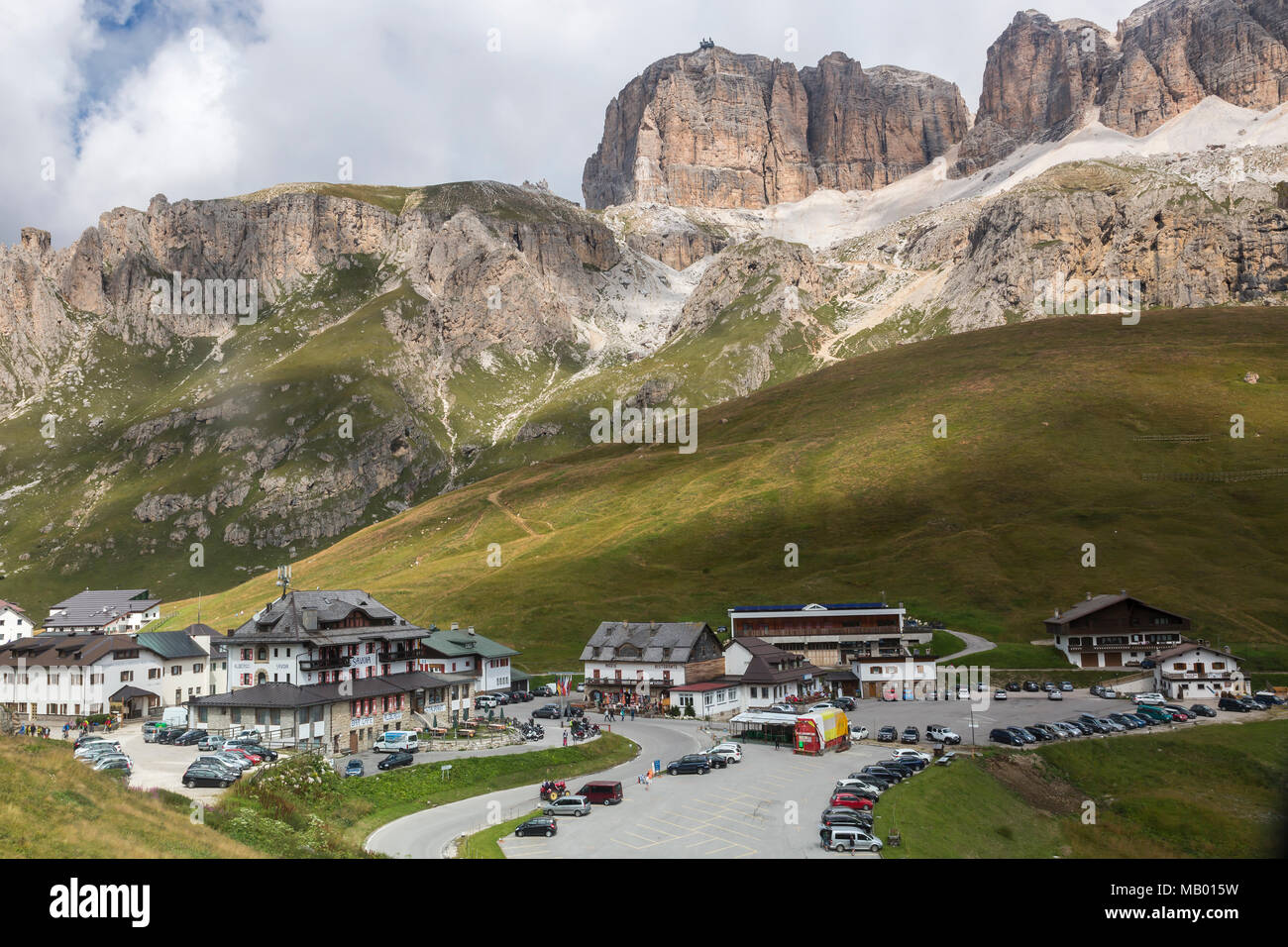Restaurants und Hotel, Passo Pordoi Pass Pardoi mit Blick auf die Berge ...