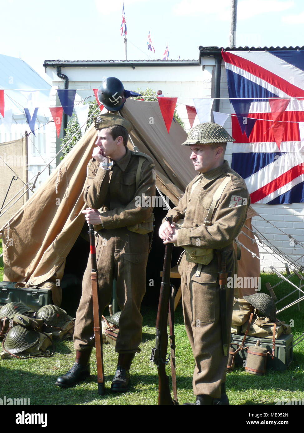 Männer, gekleidet in WW2 British Army uniform Am Goodwood Revival 2008 ...