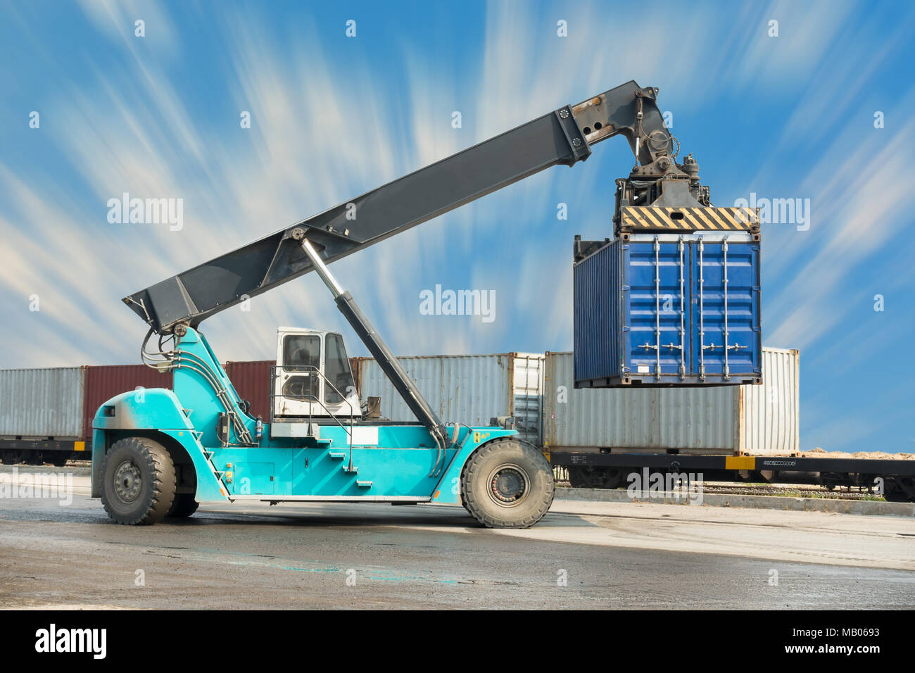 Container lift -Fotos und -Bildmaterial in hoher Auflösung – Alamy
