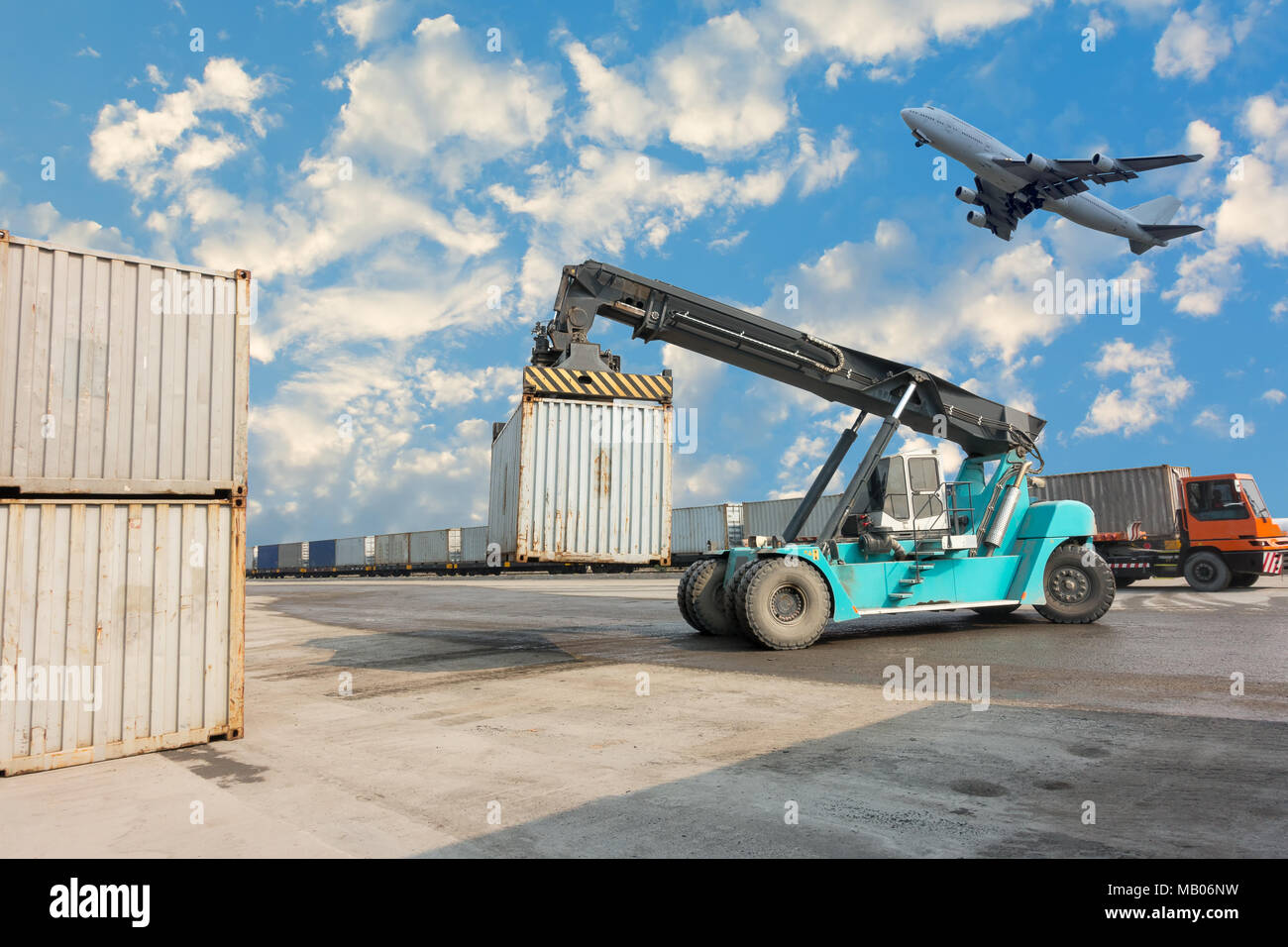 Container entladen von Lkw- und Yard Logistik Stockfotografie - Alamy