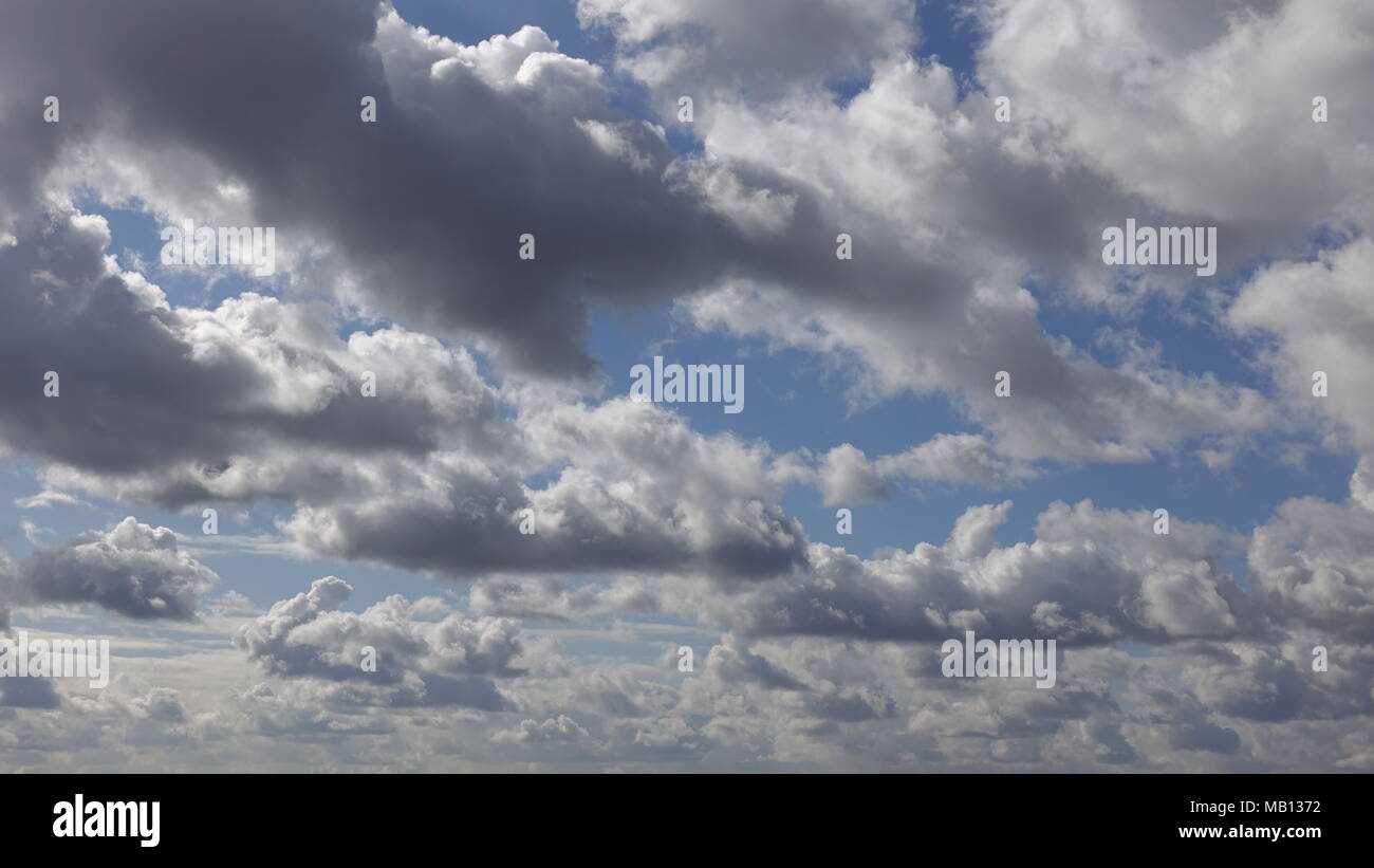 Wogende wolken am himmel -Fotos und -Bildmaterial in hoher Auflösung ...
