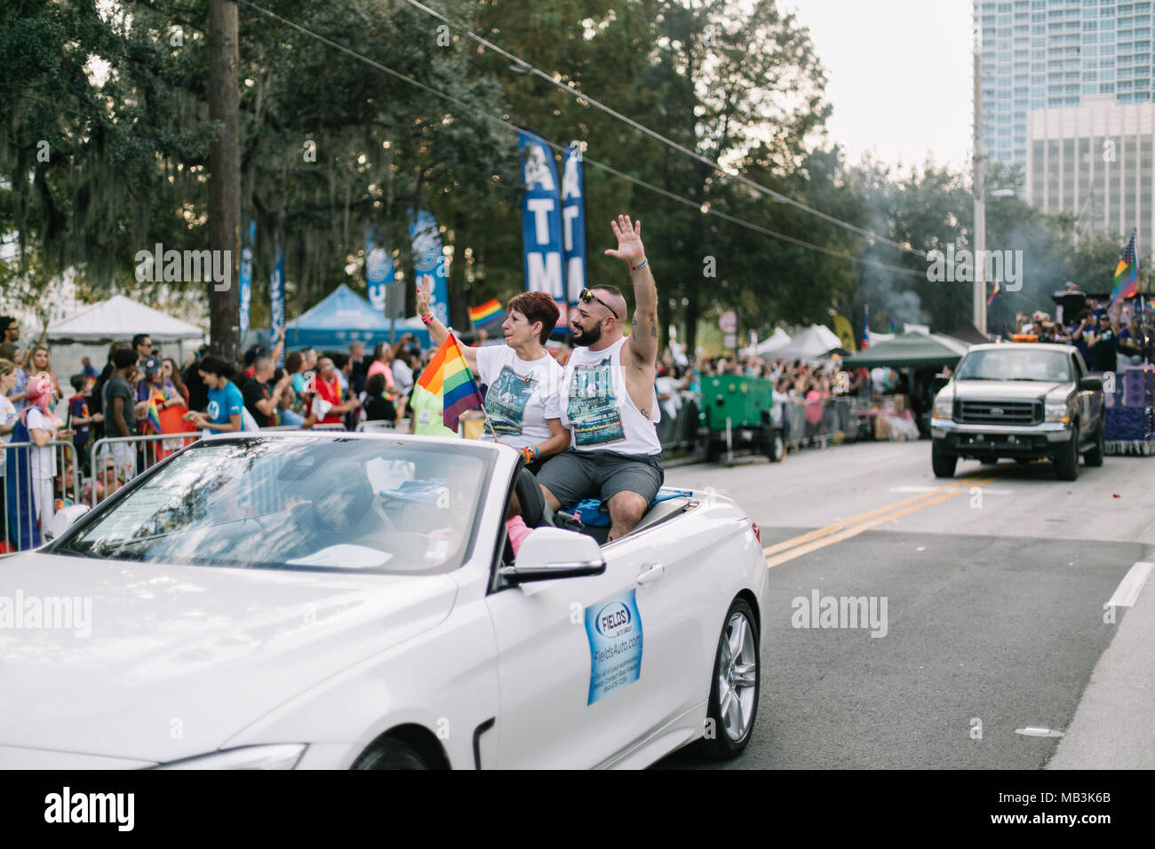 Den menschen winken -Fotos und -Bildmaterial in hoher Auflösung – Alamy
