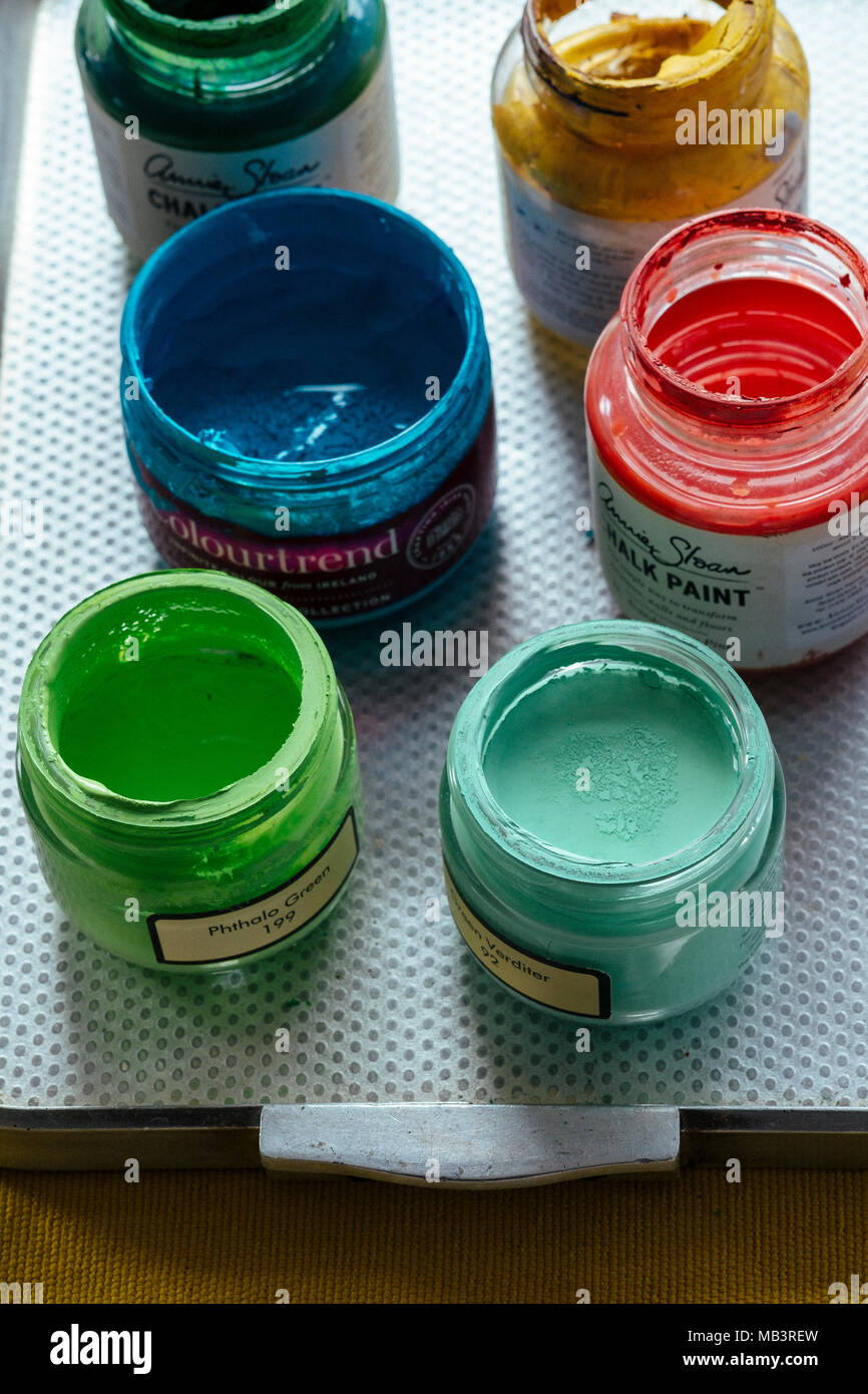Bunte farben malen -Fotos und -Bildmaterial in hoher Auflösung – Alamy