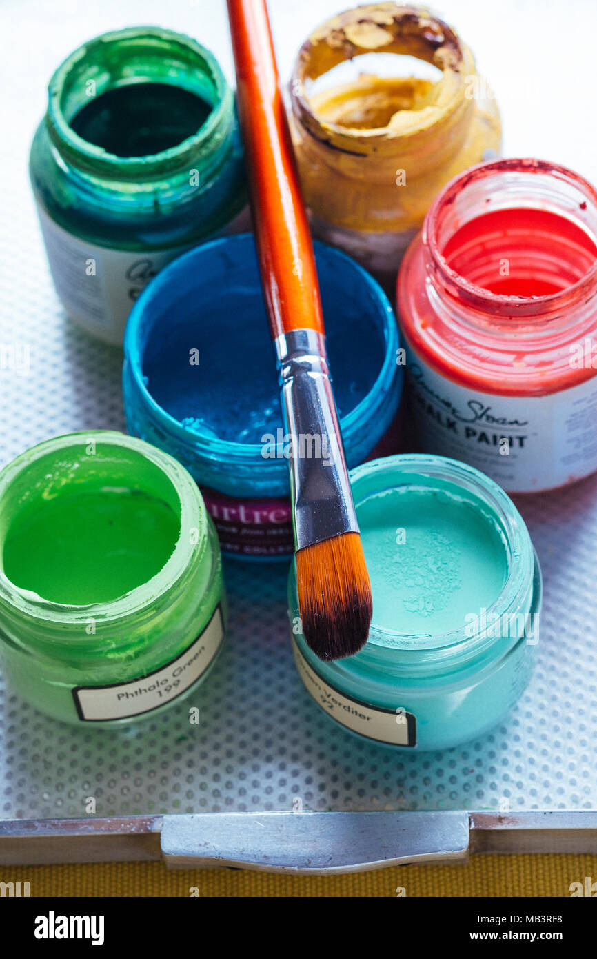 Bunte farben malen -Fotos und -Bildmaterial in hoher Auflösung – Alamy