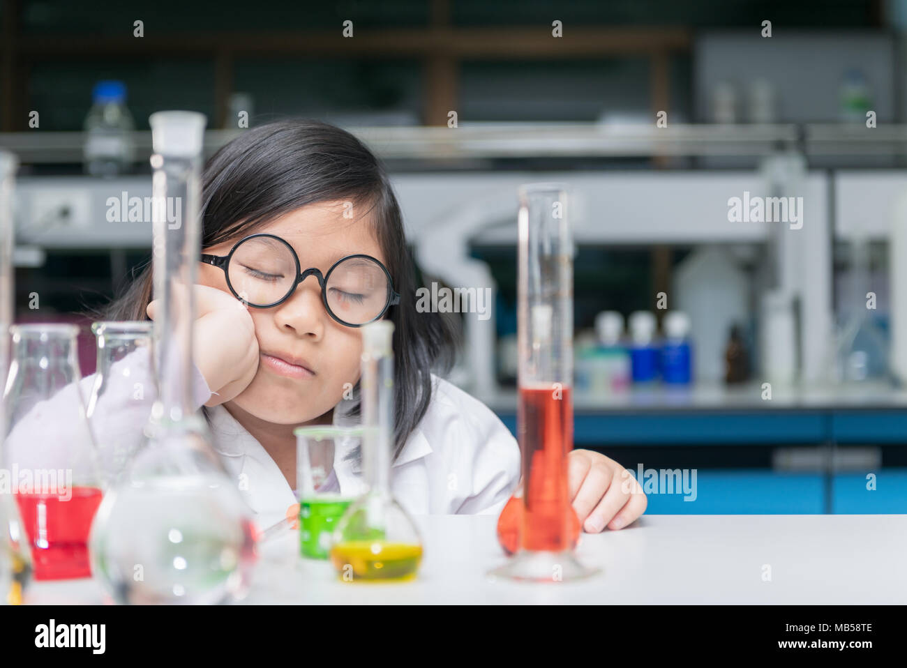 Chemie experiment reaktionstest -Fotos und -Bildmaterial in hoher ...