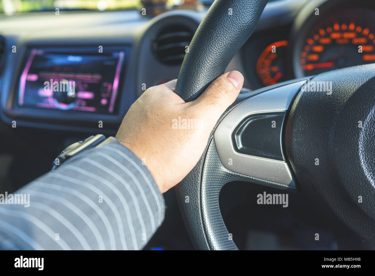 Hand aufs rad -Fotos und -Bildmaterial in hoher Auflösung – Alamy