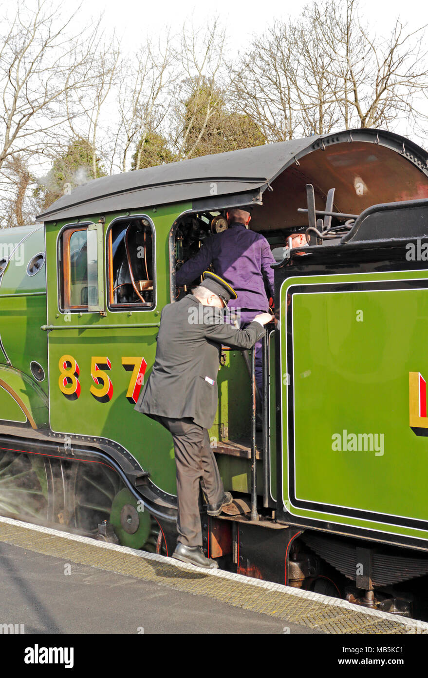 Die Besatzung und die Station Master an der Kabine der LNER Dampflok ...