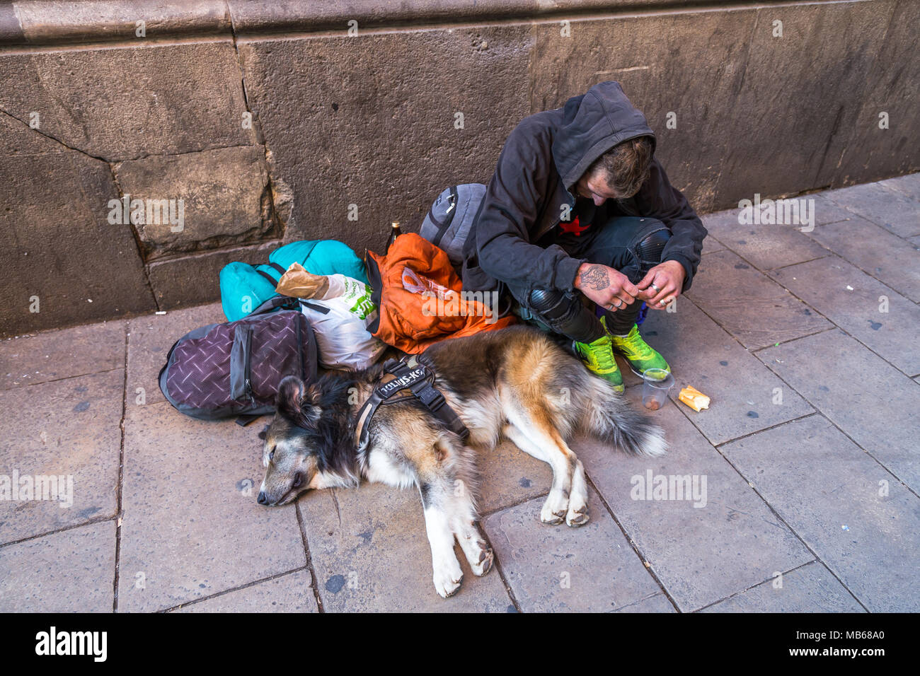 Barcelona street beggar -Fotos und -Bildmaterial in hoher Auflösung – Alamy