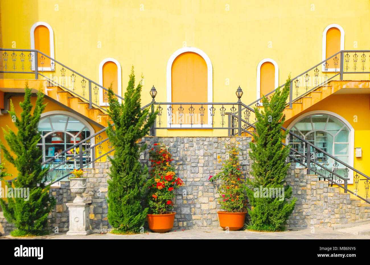 Gelbe farbe auf treppen -Fotos und -Bildmaterial in hoher Auflösung – Alamy