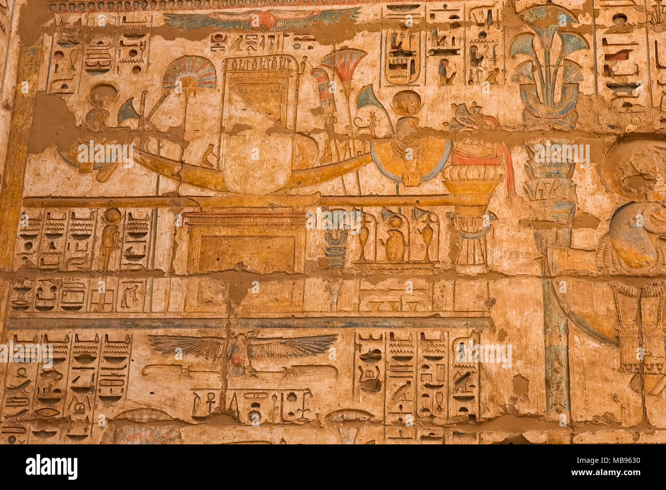 Ägyptischen Hieroglyphen und Zeichnungen an den Wänden und Säulen ...