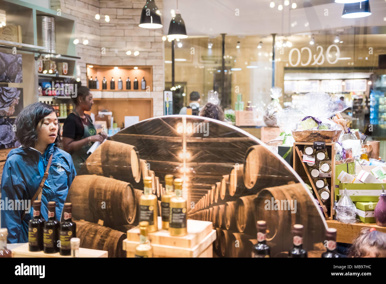 Bottles alcohol in shop window -Fotos und -Bildmaterial in hoher ...