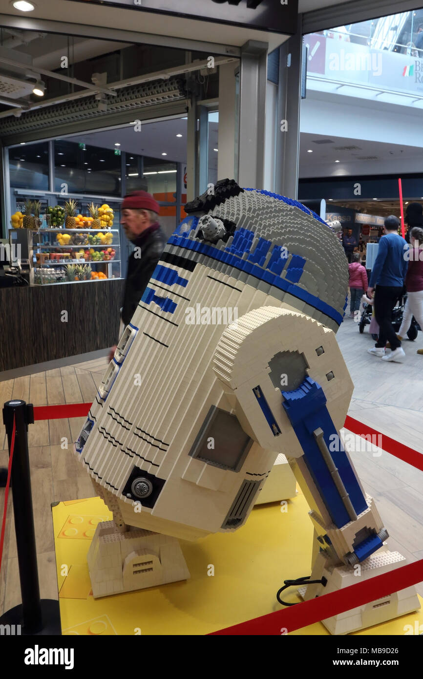 R2-D2 Statue aus Lego Steinen im Einkaufszentrum Iso-Kristiina ...