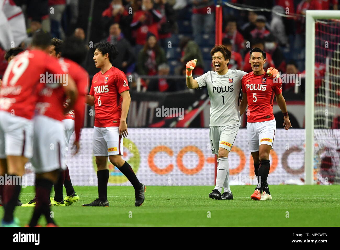 Saitama, Japan. 7 Apr, 2018. (L - R) Shusaku Nishikawa, Tomoaki Makino (Rot) Fußball: shusaku ...