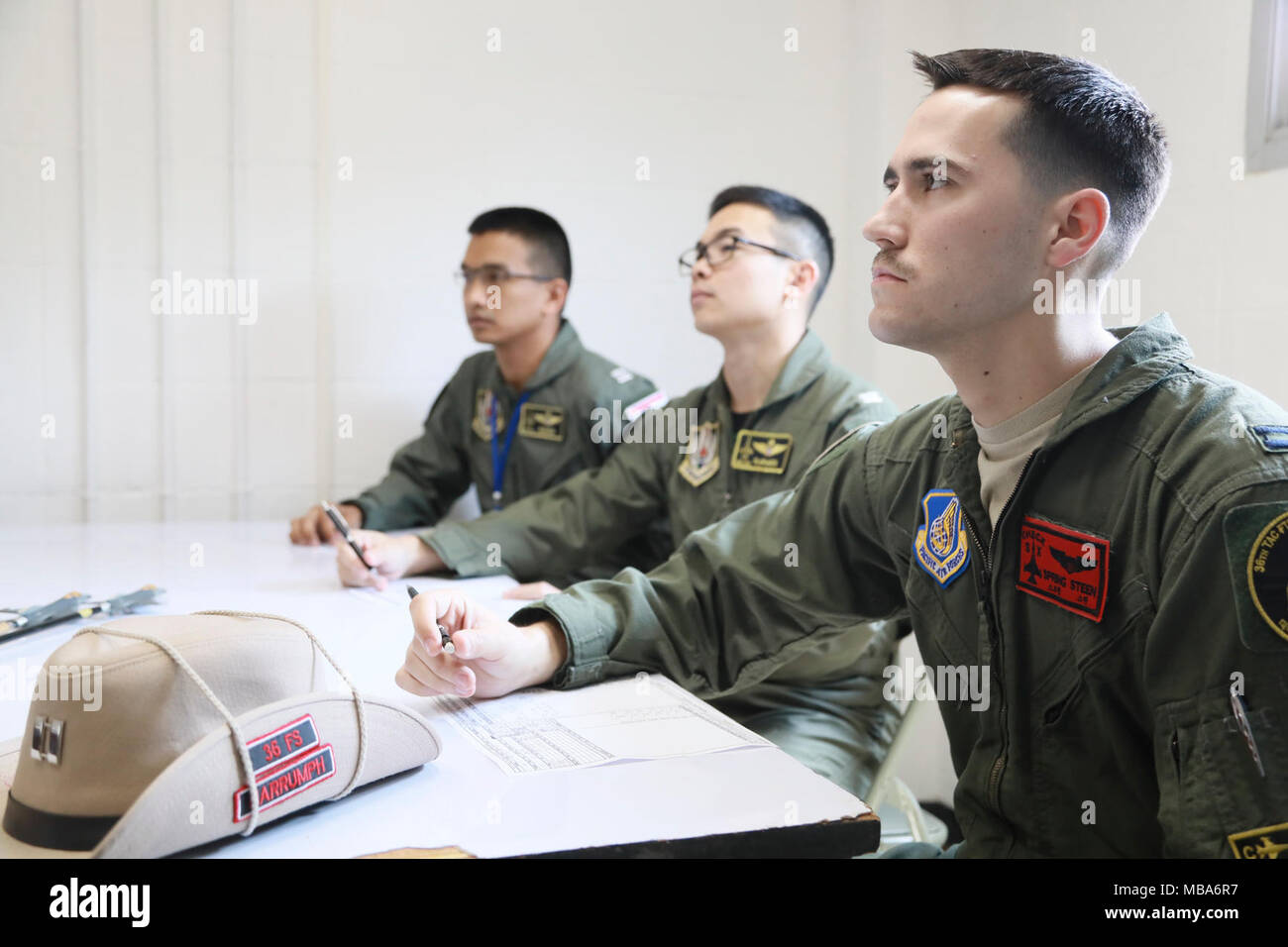 Fighter pilots briefing -Fotos und -Bildmaterial in hoher Auflösung – Alamy