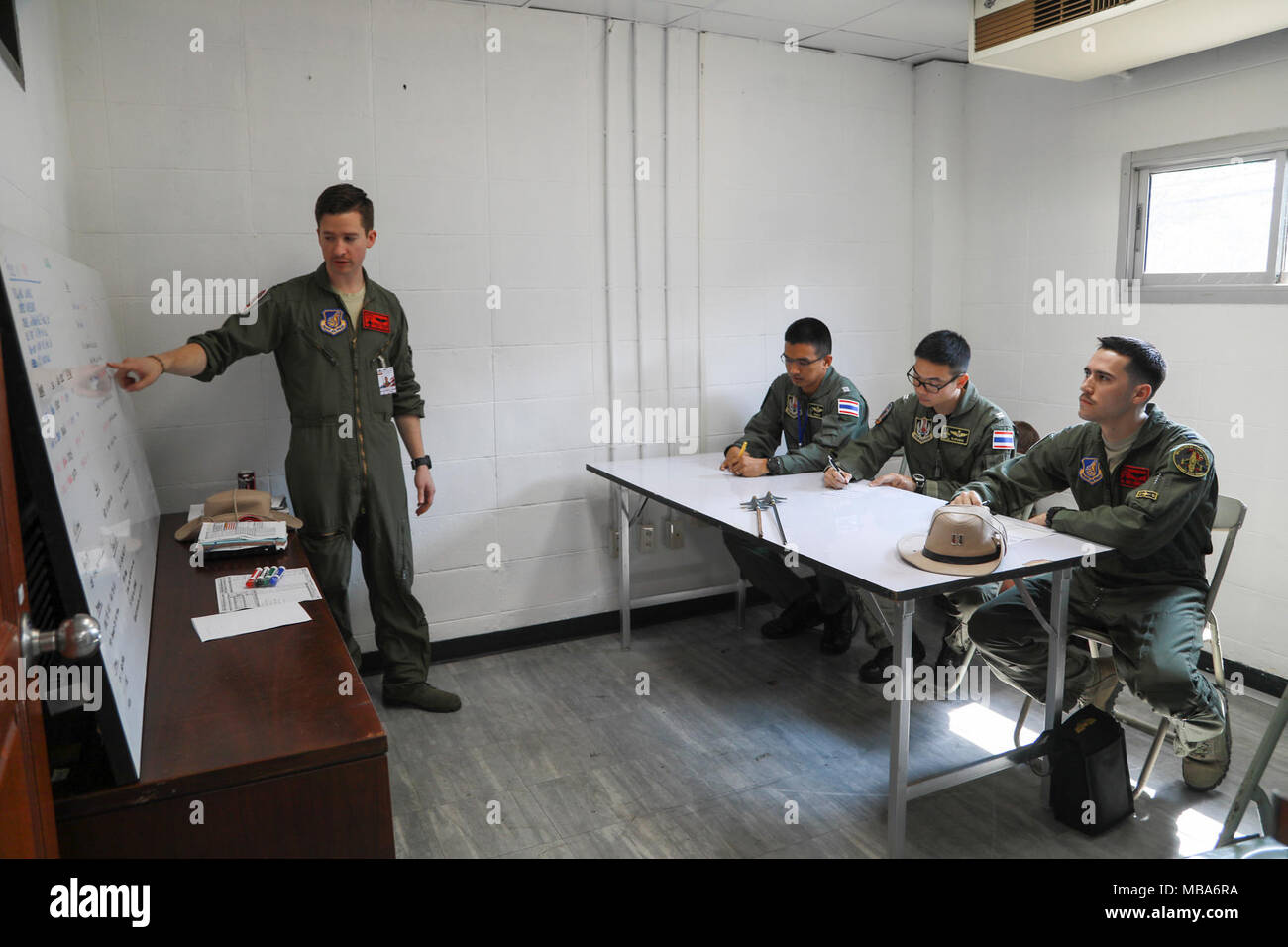 Fighter pilots briefing -Fotos und -Bildmaterial in hoher Auflösung – Alamy