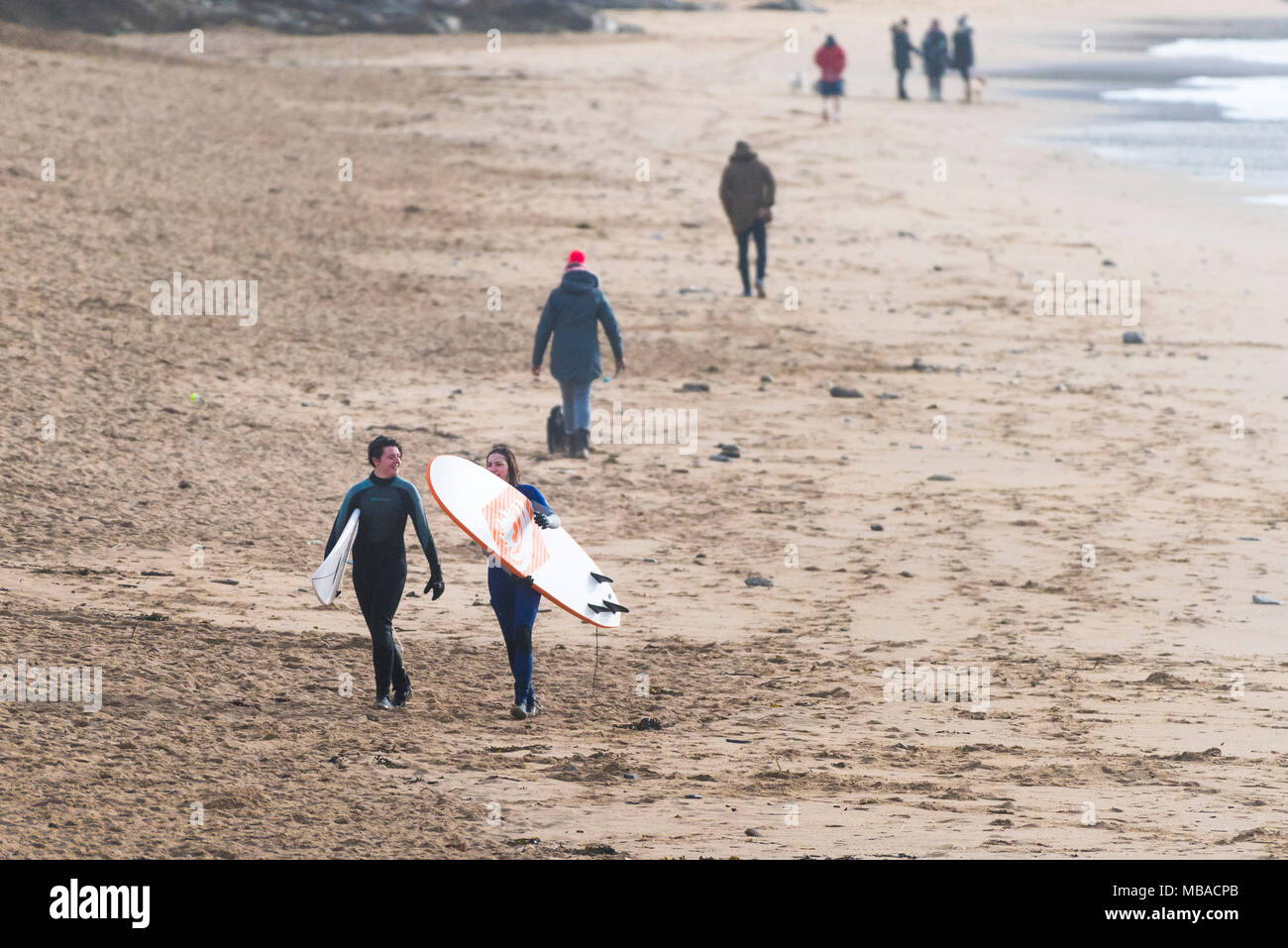 Surfer, die surfbretter nach dem Surfen auf den Fistral in Newquay ...