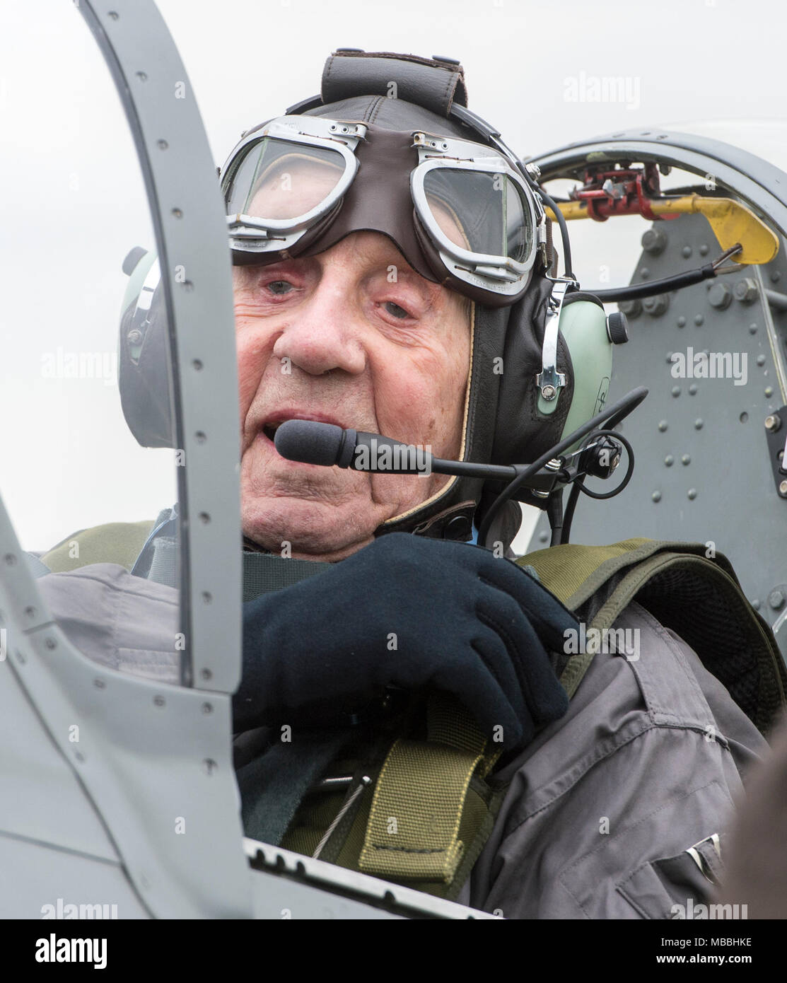 Spitfire pilot in cockpit -Fotos und -Bildmaterial in hoher Auflösung ...