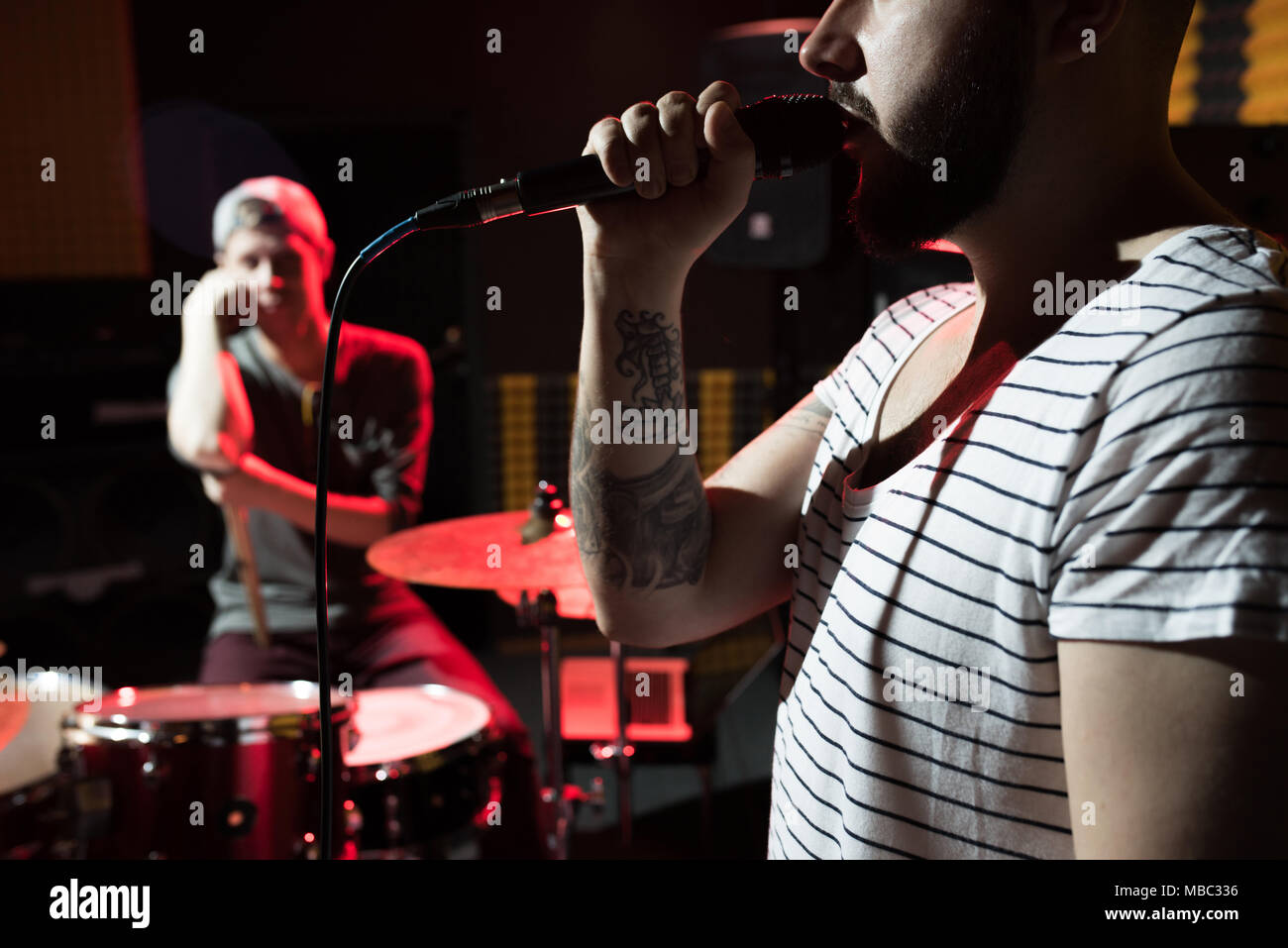 Sänger und Frontmann Der Band Stockfotos und -bilder Kaufen - Alamy
