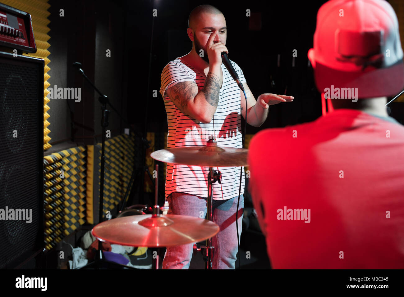 Sänger und Frontmann Der Band Stockfotos und -bilder Kaufen - Alamy