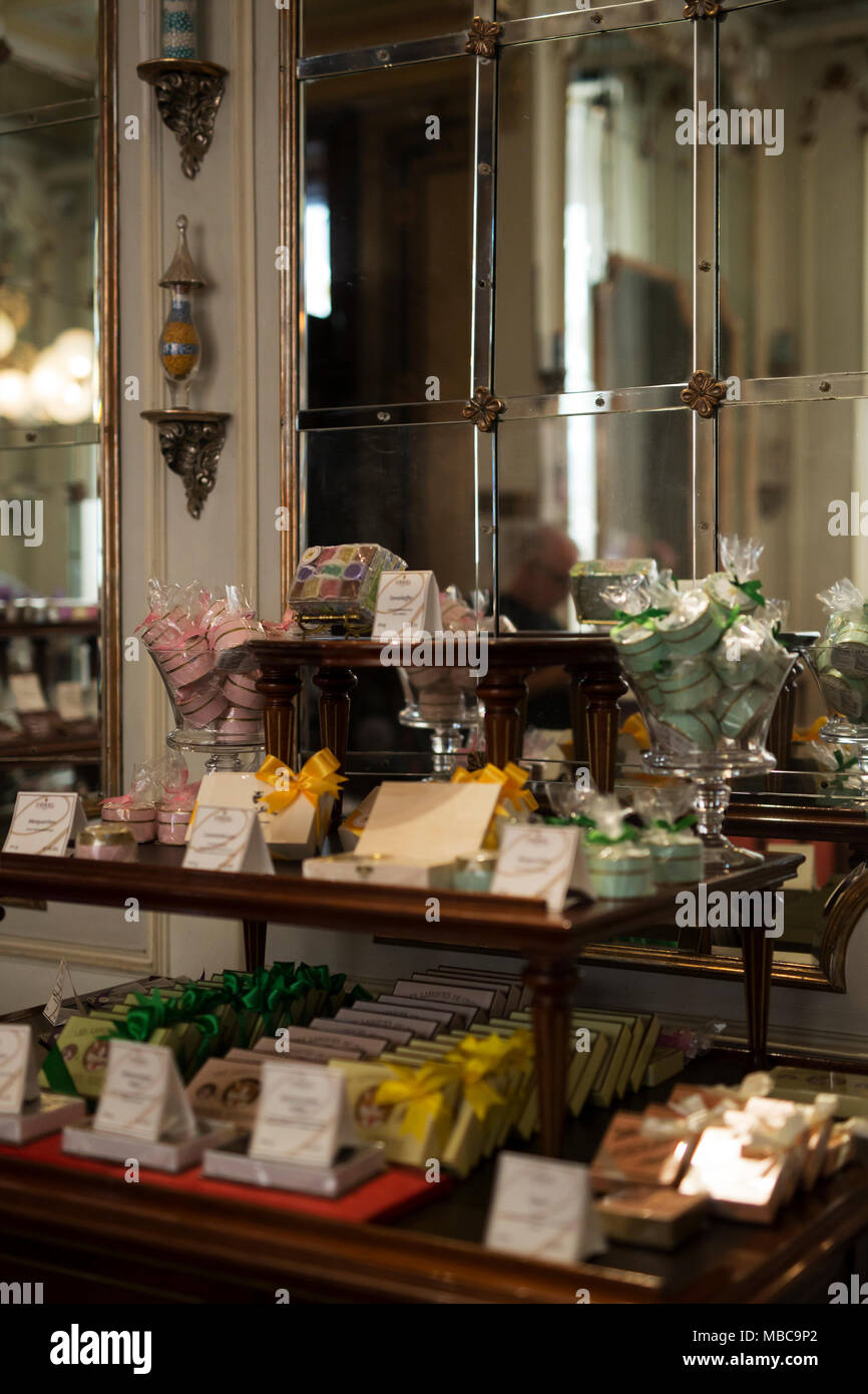 Demel cafe vienna -Fotos und -Bildmaterial in hoher Auflösung – Alamy
