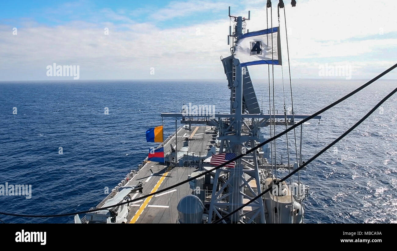 Ozean (Feb. 16, 2018) das vordere Ende des Amphibious Assault ship USS ...