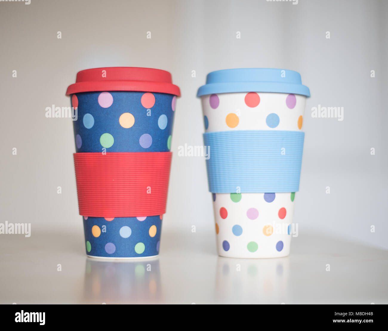 Throw away cups -Fotos und -Bildmaterial in hoher Auflösung – Alamy