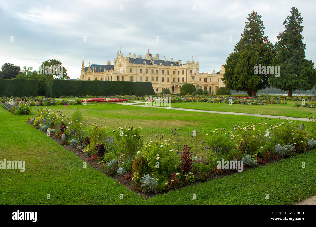 Schlosspark von Lednice mit Blumen und Bäumen. Auf der linken Seite ist ...