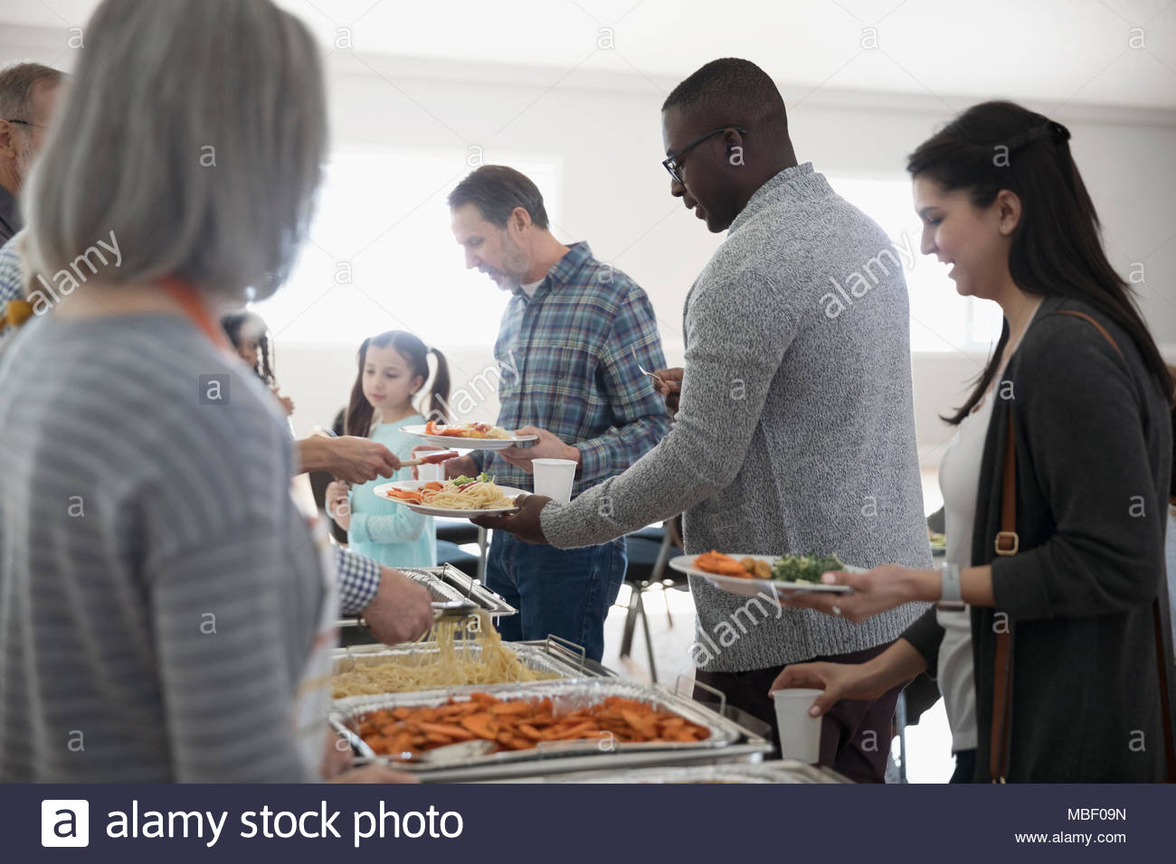 Menschen des essens -Fotos und -Bildmaterial in hoher Auflösung – Alamy