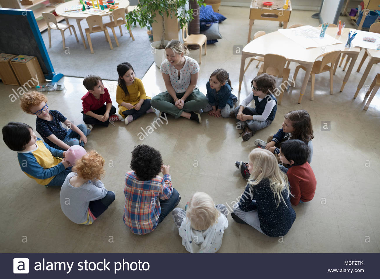 Im Kreis Sitzen Stockfotos & Im Kreis Sitzen Bilder - Alamy
