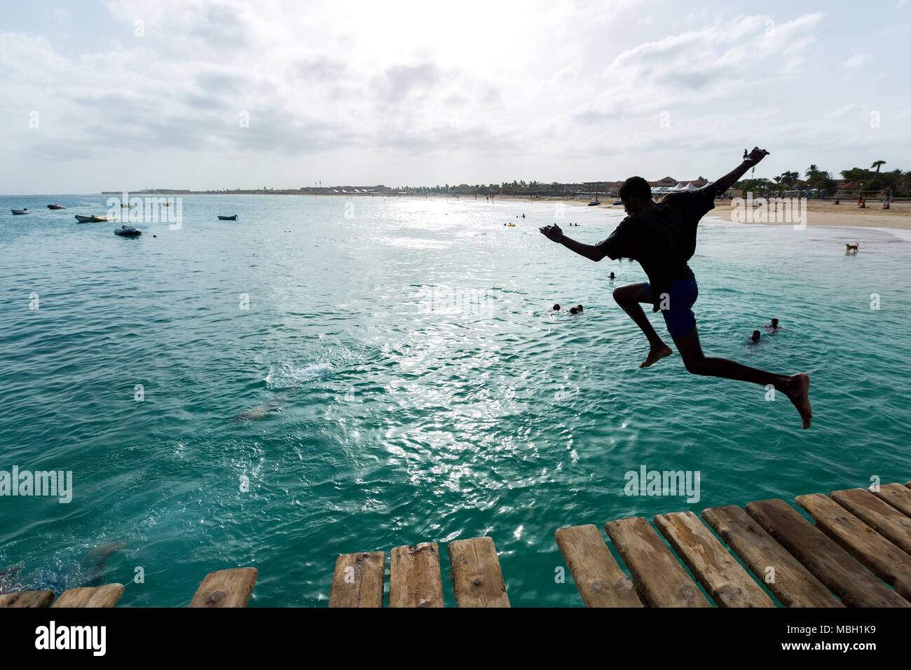 Mann Springt Vom Boot Ins Meer Stockfotos und -bilder Kaufen - Alamy